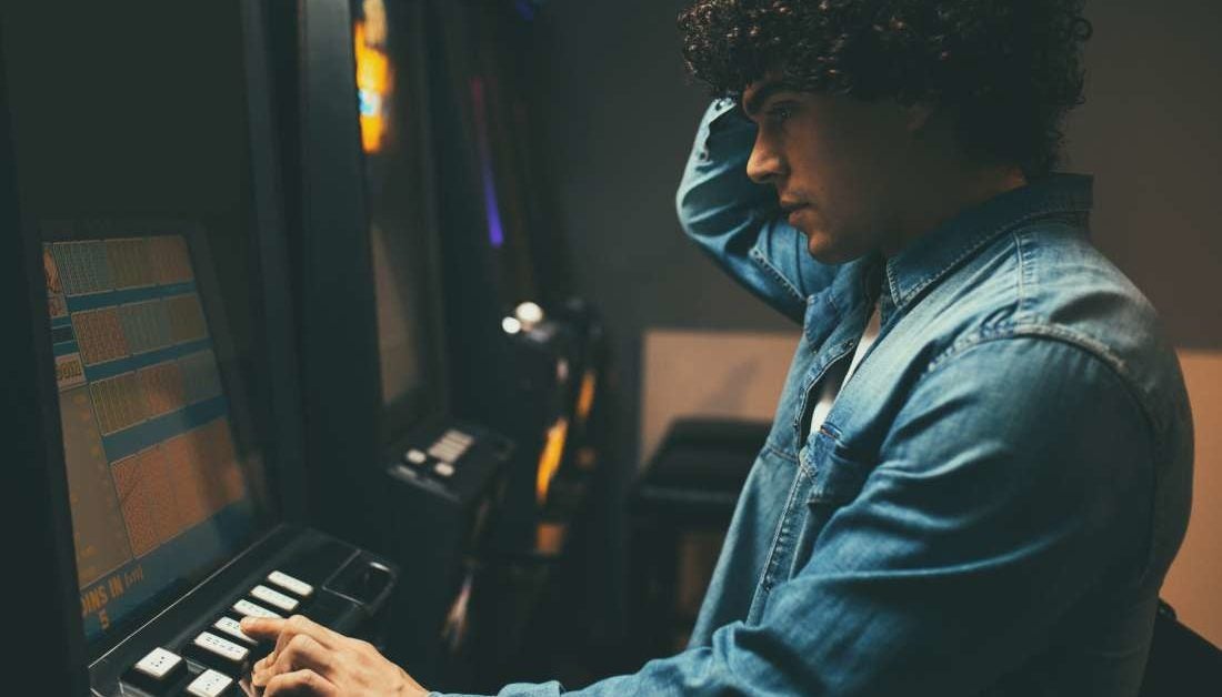 How do brain fluctuations drive risk taking behavior?