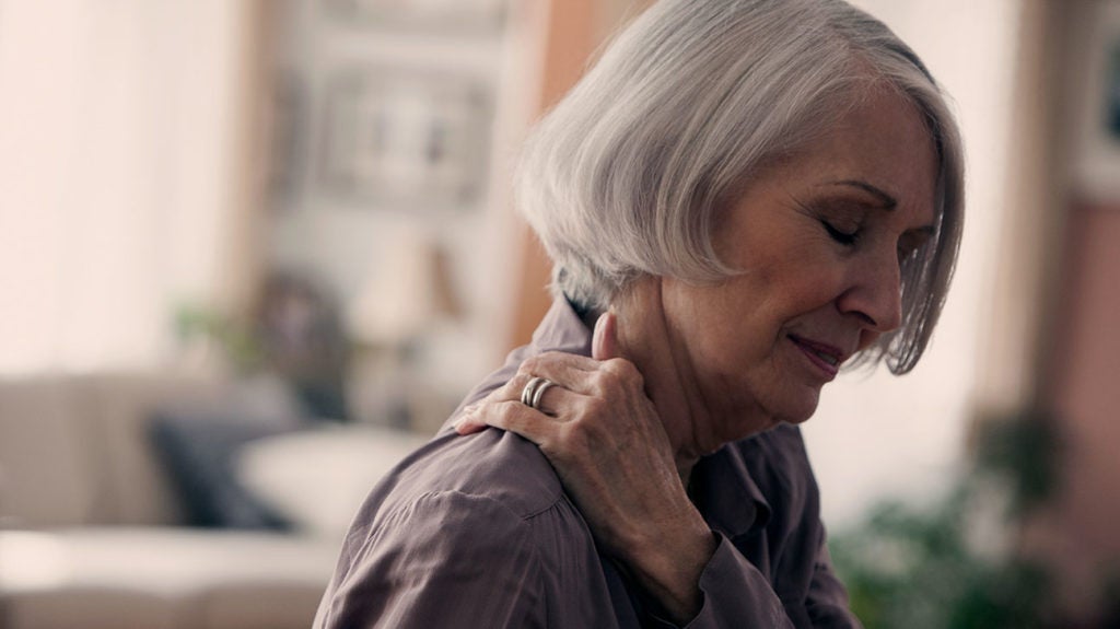 Torn shoulder labrum: Causes, symptoms, and treatment