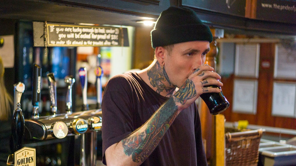 Does alcohol cause acne? Effects on the skin