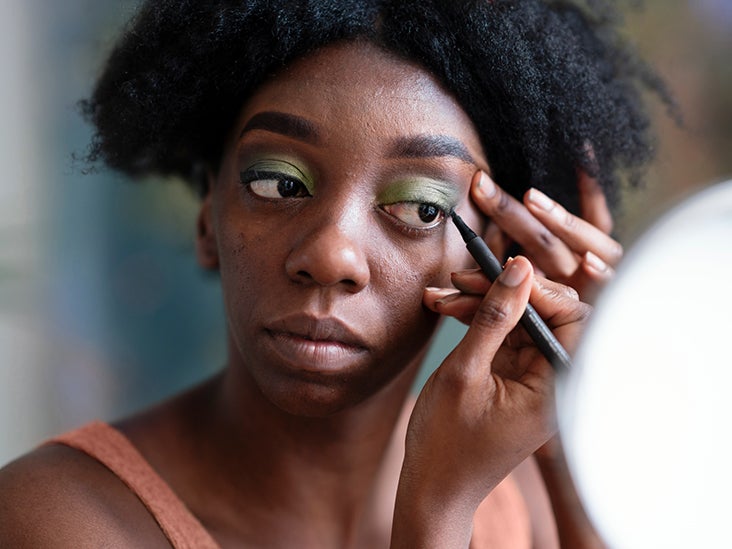 Dry eyelids: Causes, treatments, and home remedies