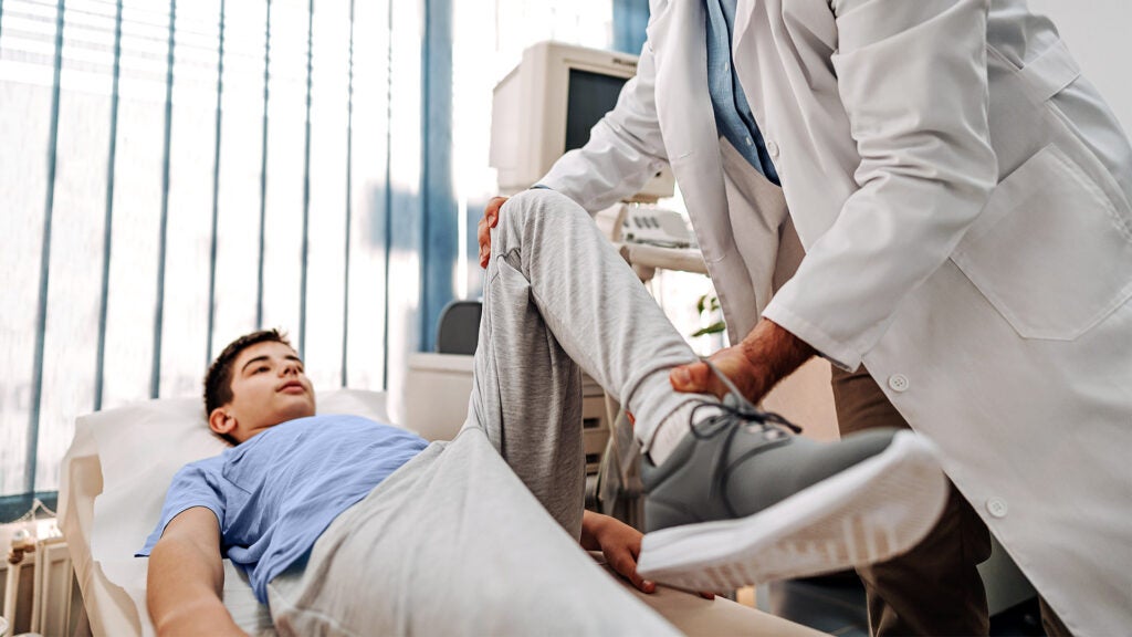 Osgood-Schlatter disease: Symptoms and treatment