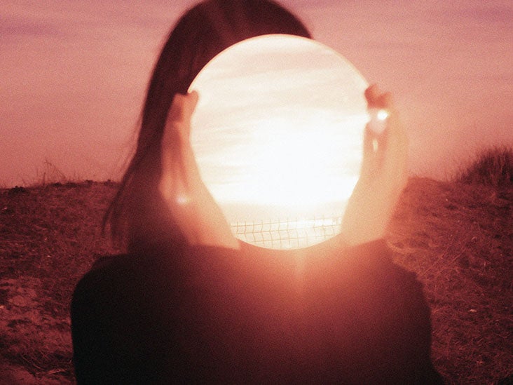 Hyperthyroidism face: What to know