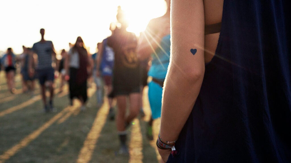 Double-jointed elbows: Causes, symptoms, complications