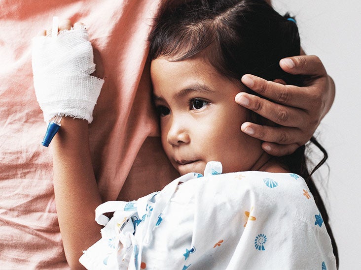 What are the differences between osteosarcoma and Ewing's sarcoma?