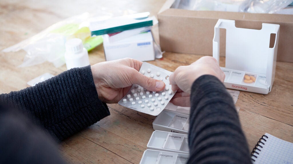 Knee replacement surgery medications: Pain relief, antibiotics, & more
