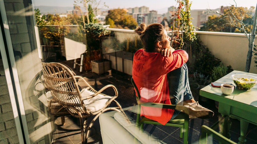Early signs of lupus in females: What to expect and more